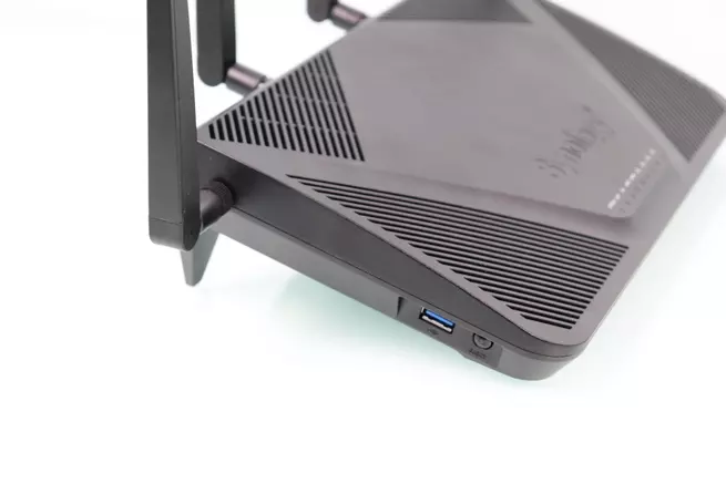 Maldekstra flanko de Synology RT2600ac enkursigilo detale