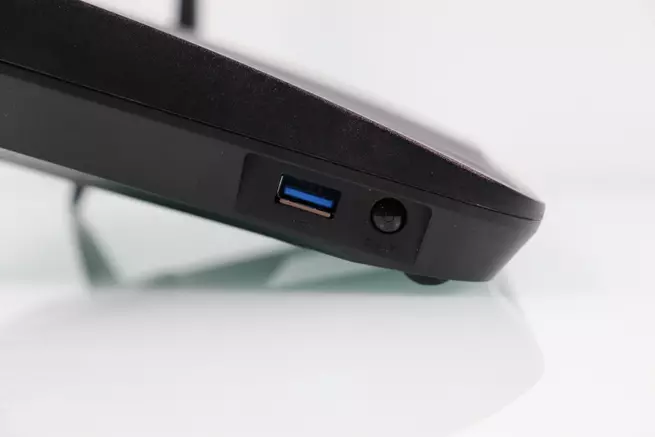 Port USB 3.0 ardfheidhmíochta agus cnaipe díshealbhaithe de ródaire Synology RT2600ac