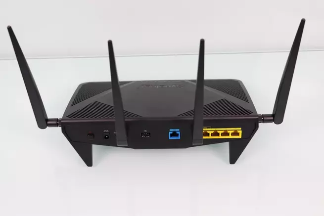 Synology RT2600ac රවුටරයේ ඉහළ පිටුපස ප්‍රදේශය