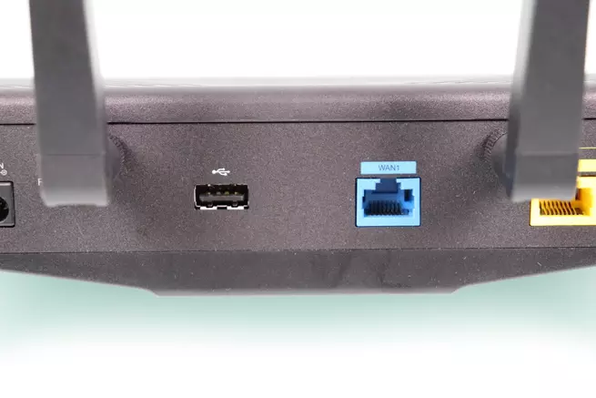 Haveno USB 2.0 kaj haveno Gigabit WAN de Synology RT2600ac-enkursigilo