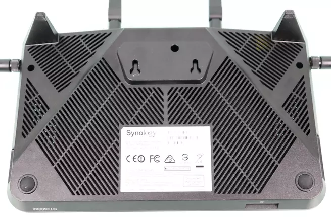 Kawasan bawah penghala Synology RT2600ac secara terperinci