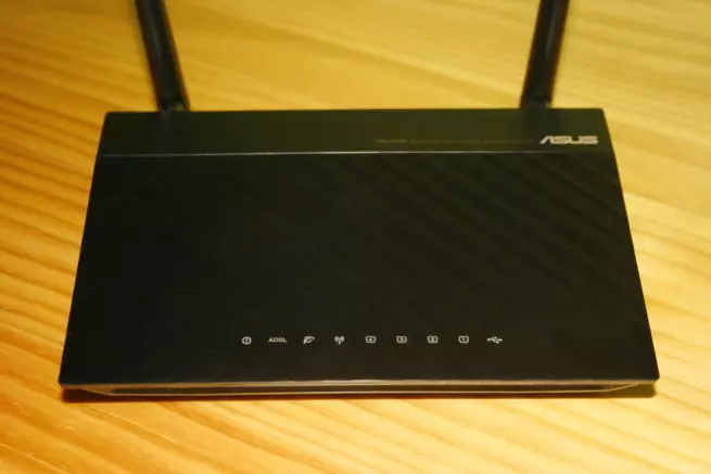 ASUS DSL-N14U frontal con LED de estado