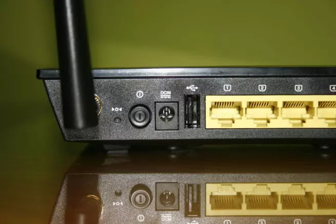 Parte traseira esquerda do router ASUS DSL-N14U cos botóns de acción