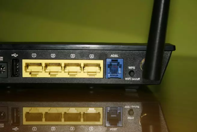 Zona traseira do router ASUS DSL-N14U con todos os seus portos e conexións