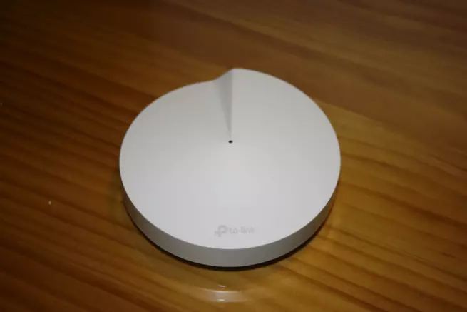 Prednja strana TP-Link Deco M5 jedinice sa Wi-Fi mrežom