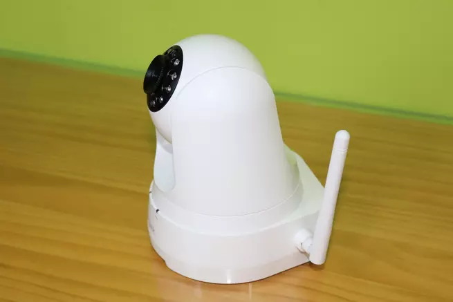 Sa kanang bahagi ng D-Link DCS-8525LH IP camera nang detalyado